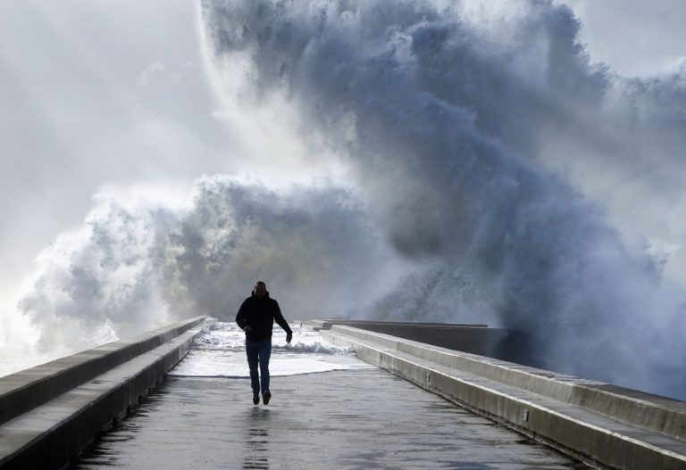 Megalophobia Pictures: Understanding Fear of Large Objects - Health Spot